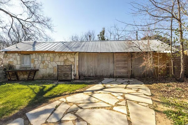 Trendy East Austin Bungalow With Cowboy Pool/extended Stay - Austin, TX