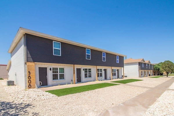 Frankford Townhomes "C" - Central/garage/sleeps 4 - Lubbock, TX