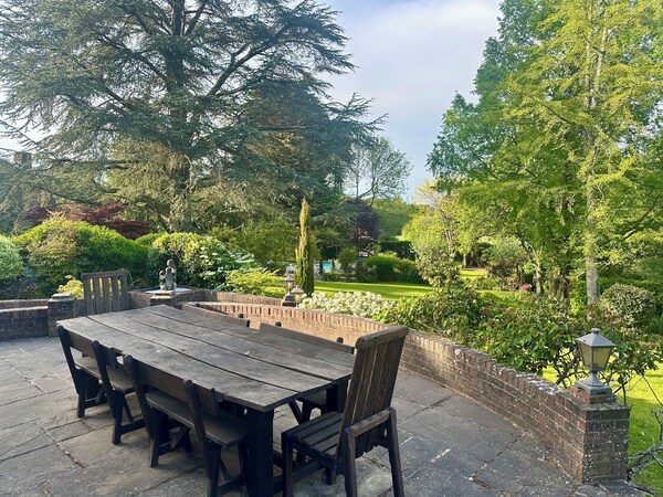 The West Wing - Luxury Home, Spectacular Grounds & Heated Pool - Bramber Castle