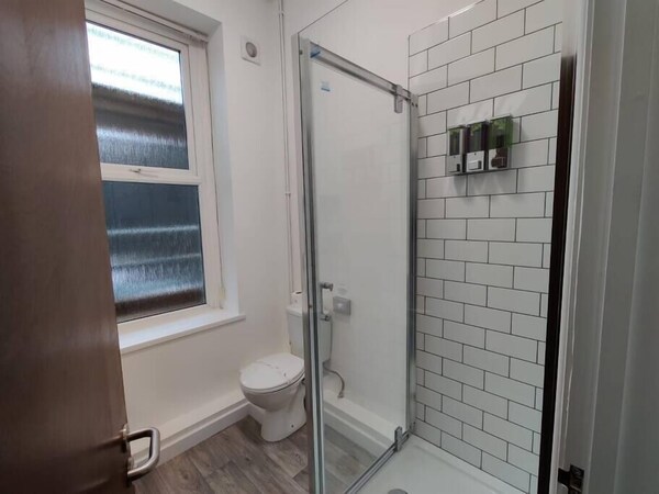 Fully Equipped Kitchen, Double Room, Parking - The Mumbles