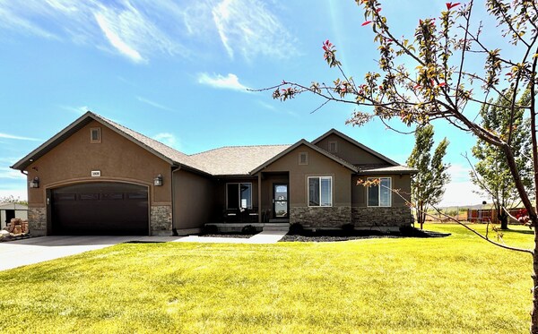 5-bed By Dinosaur National Monument & Green River W/ Hot Tub, Pool & Fire Pit. - Vernal, UT