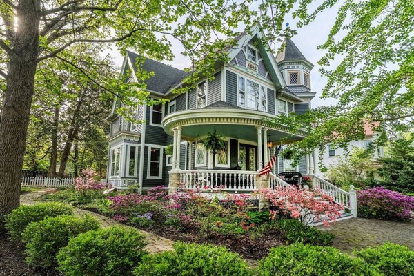 Magical Victorian Near Hiking / Wine Trail - Trail of Tears State Forest, Jonesboro
