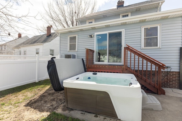 New! Cozy Getaway With Hot Tub, Patio & Fenced Yard - 克里夫蘭