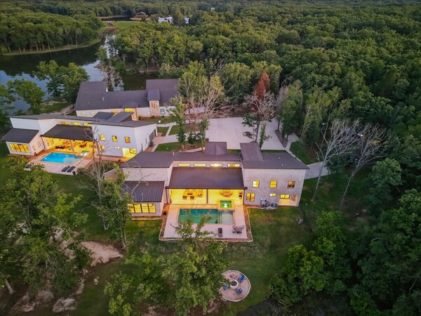 Serene Shores: Lake Front- Pool & Hot Tub - Log Cabin, TX