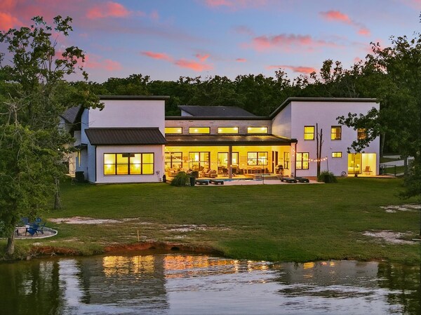Tranquil Tides: Lake Front- Pool & Hot Tub - Log Cabin, TX