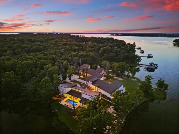 Whispering Waters: Lake Front- Pool & Hot Tub - Log Cabin, TX