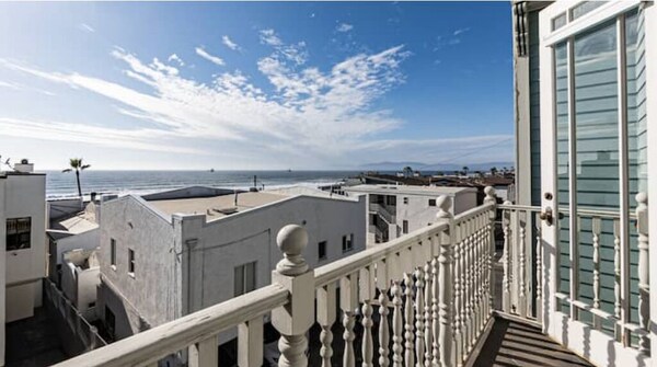 Sunny Beach Home, Walk To Town - Manhattan Beach, CA