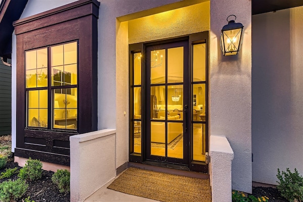 Stunning Home With Pool, Walking Distance To The Square - Georgetown, TX