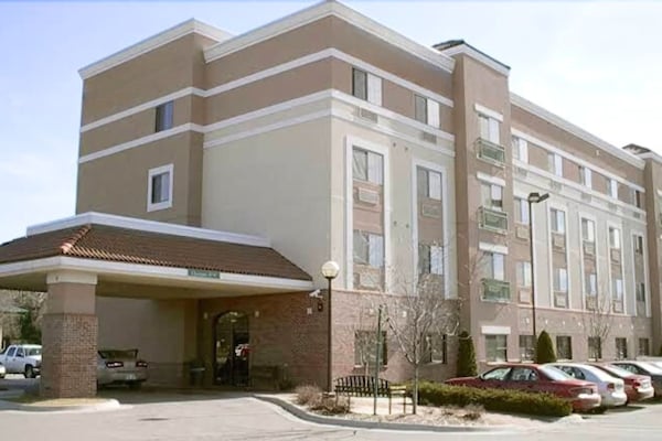 Coratel Inn & Suites By Jasper Wesley-comfort 2 Queen Bed Non-smoking - Derby, KS