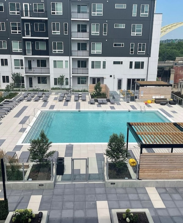 Good Vibes Only! Pool And Riverfront View! Walking Dist To Banks & Stadiums ! - Cincinnati, OH