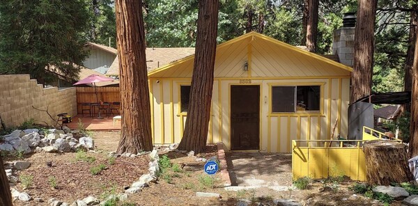 Cozy Rustic 1-bedroom Mountain Home With 2 Fireplaces - Oak Glen, CA
