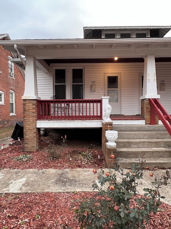 Charming 2-bedroom Apartment In Beautiful Belleville With Wifi - Belleville, IL