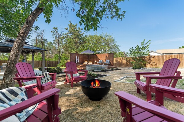 Backyard Oasis - Cowboy Pool W/ Heater & Chiller - Outdoor Projector Screen - Waco, TX