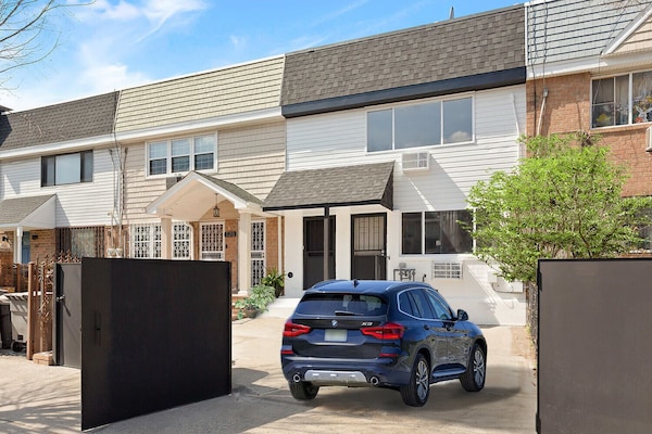 Bright & Spacious Garden Apartment With Workspace In Vibrant Bushwick + Parking! - Brooklyn, NY