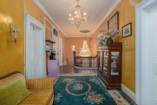 Room 2 At The Warwick Inn  Cozy Elegance In The Heart Of Town - Vernon Township, NJ