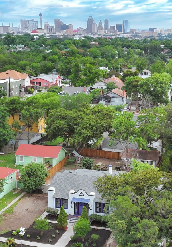Charming Downtown 3-bedroom Bungalow -Riverwalk - The Alamo-and More - San Antonio, TX