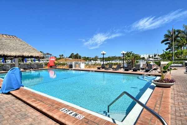 Cozy Hotel Room, Bunk Bed, Pool, Tiki Bar, Close To Beaches, Food And Fun! - 브레이든턴