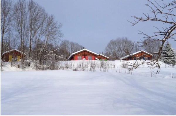 Chalet Au Cœur De La Nature à Proximité D'une Ferme Avec Des Animaux - Jura