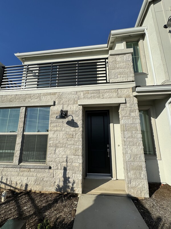Charming 2-bedroom Townhome With Garage, Pool Access, & All Utilities Included. - Fresno, CA