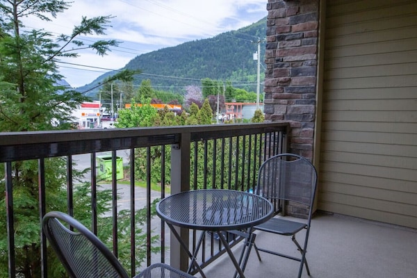 Beachy 2 Bed Studio Suite, Balcony And 4 Min To Lake - 哈里遜溫泉