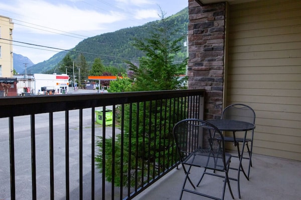 Dogwood Suite | 2 Beds & Walkable To Lake - Harrison Hot Springs
