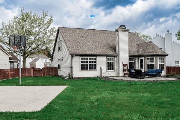 Charming Cul-de-sac Home- Sleeps 10-game Room & B-ball Court - Noblesville, IN