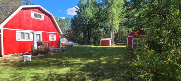 Red Barn Acres 2 Bedroom Barn On Almost 3 Acres With Wifi, Ac In Houghton Lake! - Houghton Lake, MI