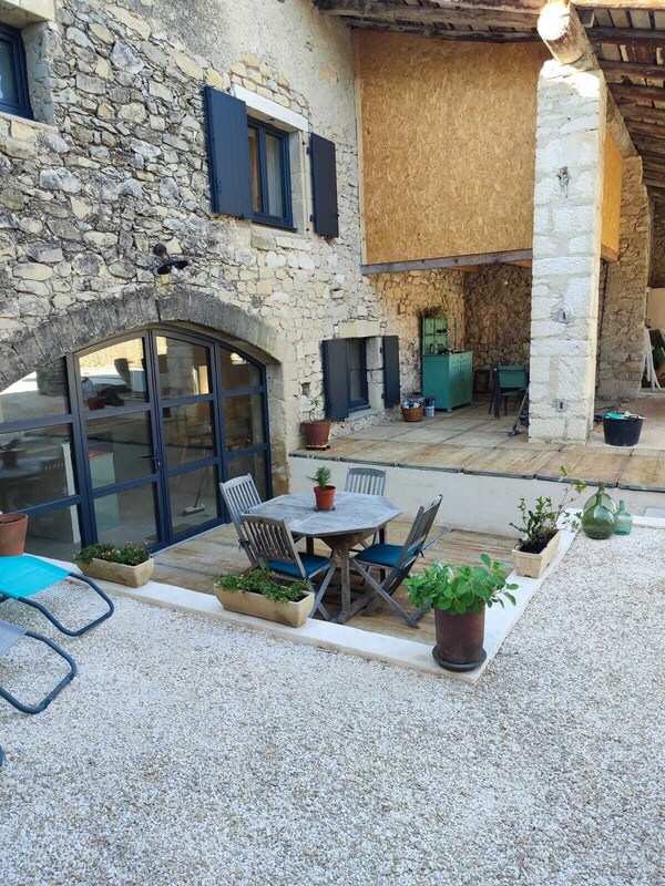 Grange En Pierre Avec Spa Dans Un Village Du Sud , Idéale Pour Tout Le Monde ! - Gard