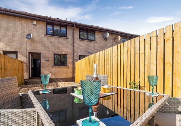 Mavisbank Gardens - Modern 2 Bedroom House Near Hydro With Private Garden & Free Parking - House for an Art Lover