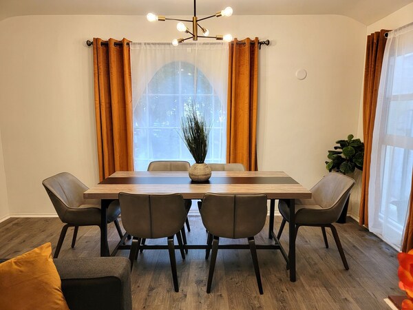 Spacious 3 Bedroom Apt. Walk To Markets, Game Console, 10 Min To Rodeo Drive! - San Fernando Valley, CA