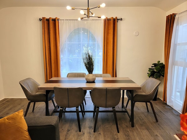 Spacious 3 Bedroom Apt. Walk To Markets, Game Console, 10 Min To Rodeo Drive! - Los Angeles, CA