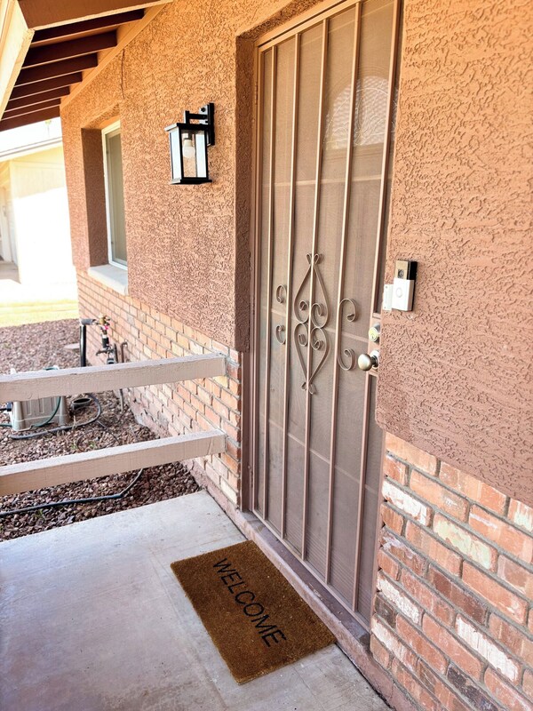 Stylish 3br Retreat In Tempe - Wifi, Pool, Chill Vibes & Prime Location - Tempe, AZ