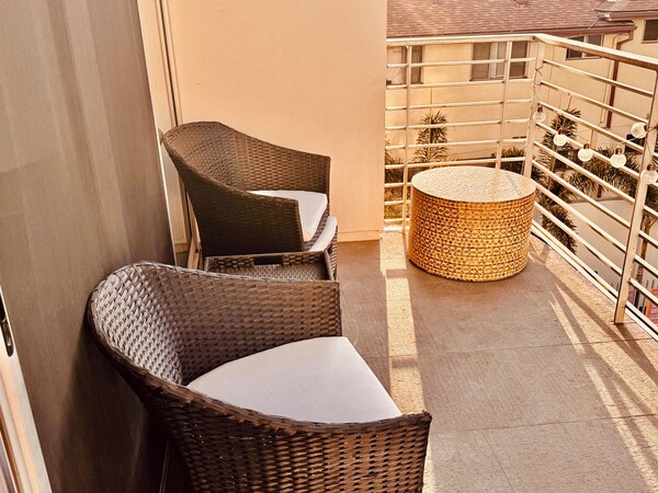 Hollywood 3br/4ba Luxury Condo - Fully Furnished - 30+ Day Stays Only - Beverly Hills, CA