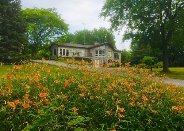 Welcome To Sunset View  Your Lakeside Retreat In Prince Edward County - Prince Edward