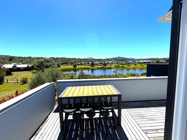 Large And Luxurious At The Lake - Lake Taupo