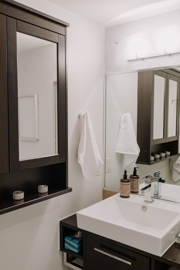 City Centre Apartment Close To Music Venues & Attractions - Vancouver