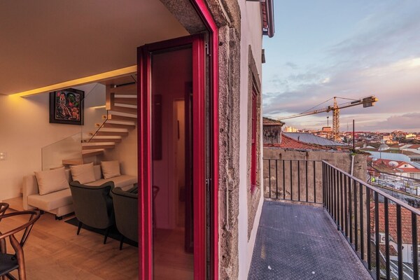 Host Wise  Designer Duplex Stay Near Clérigos - Vila Nova de Gaia