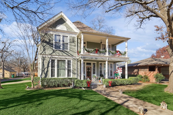 The Denton Street Holiday House, An 1893 Victorian In The Historic District - Gainesville, TX