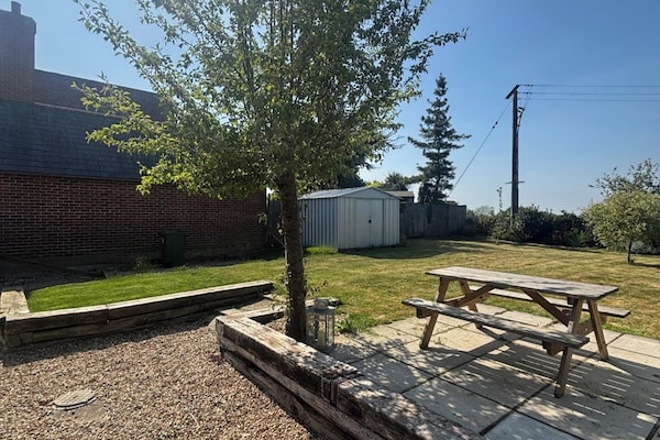 Countryside Cottage- Bulmer- Sleeps 6-pet Friendly - Essex