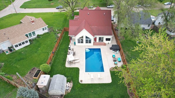 The Royal Palace/pool/jacuzzi/theater/pool Table/ Fire Pit. - Des Moines, IA