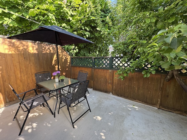 Cheerful 2 Bedroom With Spacious Living & Dining - Central Vancouver - Vancouver