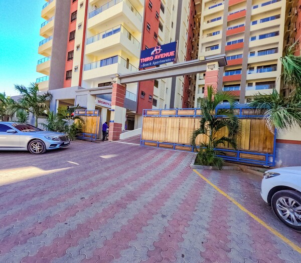 Cosy 2 Bedroom Apartment With Ac,swimming Pool, 10 Minutes Drive To The Beach. - Mombasa