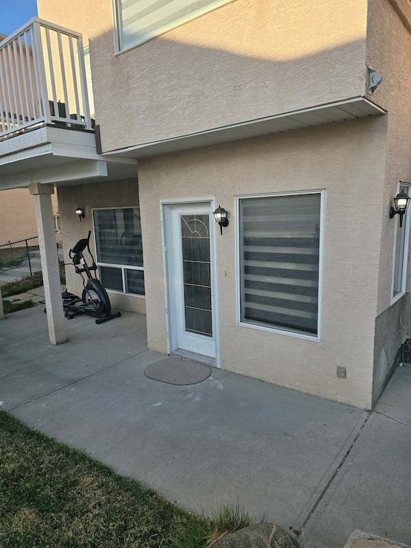 Cozy 2-bedroom Suite: 5 Minutes Walk To Chestermere Lake - Chestermere
