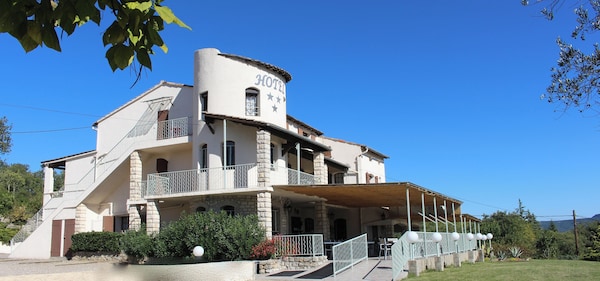 Hôtel Auberge Hébergement De Vacances En Ardèche, Piscine, Diner Sur Réservation - Labeaume