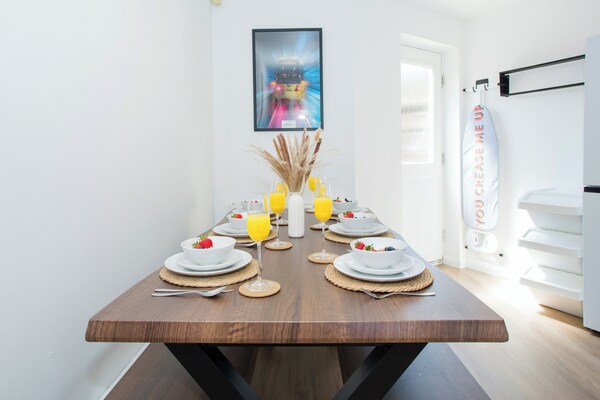 Rolls Crescent - Comfy 3-bed City Home  Parking  Near Deansgate - 샐퍼드