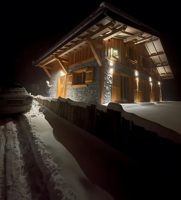 Chalet 'Les Carroz De Mary - Sommand' Avec Vue Sur La Montagne, Terrasse Privée Et Wi-fi - Bellevaux