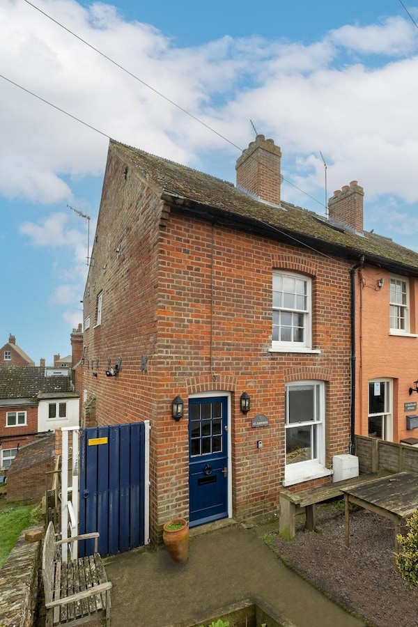7 Coastguards Cottages , Aldeburgh - Sleeps 6 Guests  In 3 Bedrooms - Saxmundham