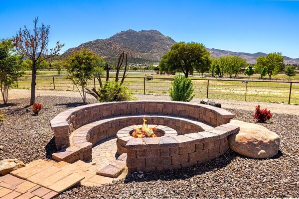 Zebra Retreat Experience On Zebra Ranch | 3br, Open Living Area| Hottub|outdoor Kitchen| & Firepit - Prescott, AZ