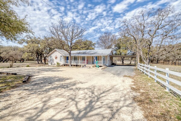 Shady Grove: 4  Br, 3  Ba House In Concan, Sleeps 22 - Concan, TX