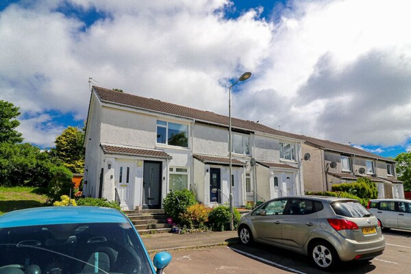 Two Bedroom Apartment In Beautiful Leafy Suburb - Glasgow